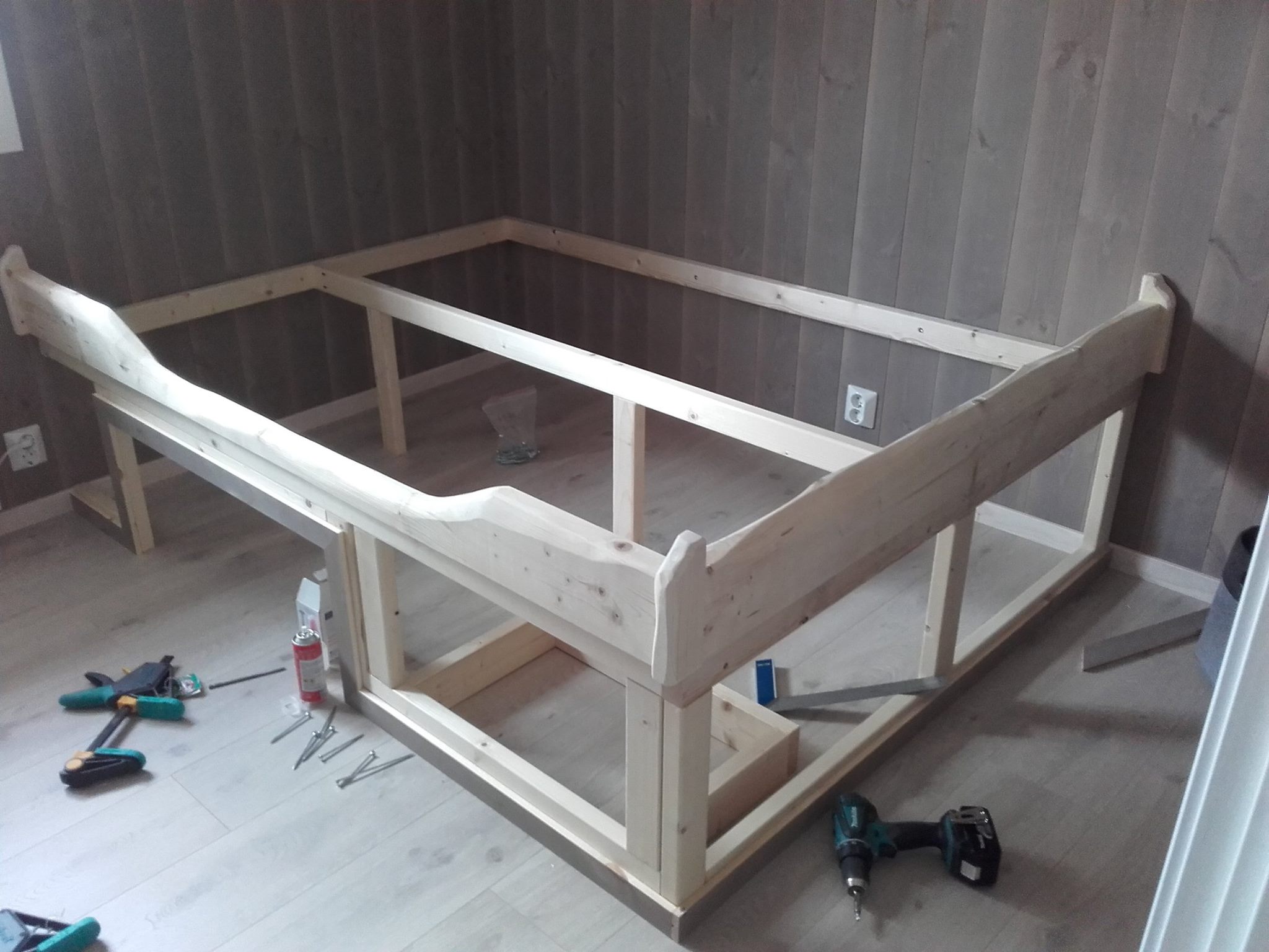 Bygg enkle hyttesenger i vanlige byggematerialer