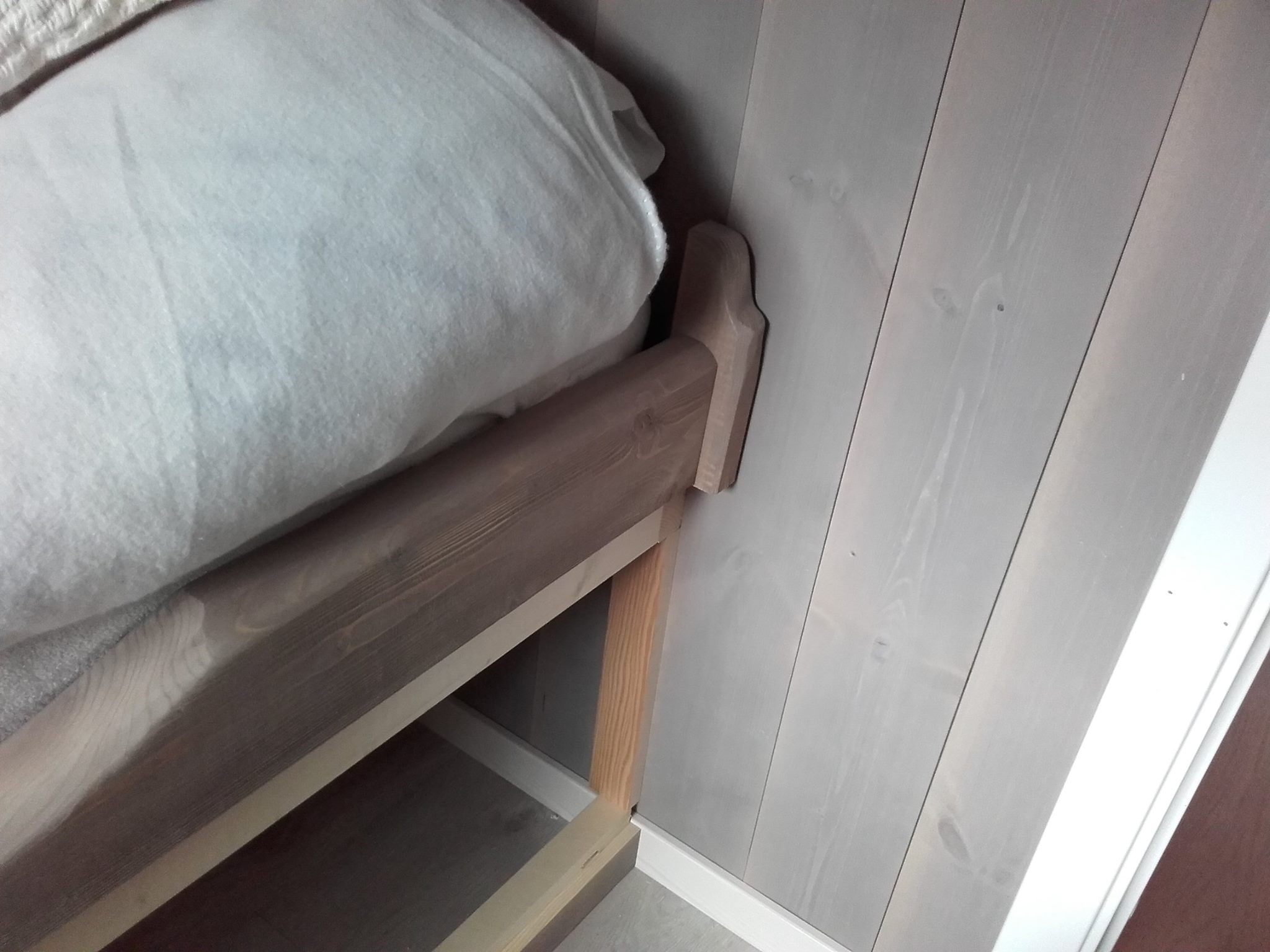 Bygg enkle hyttesenger i vanlige byggematerialer